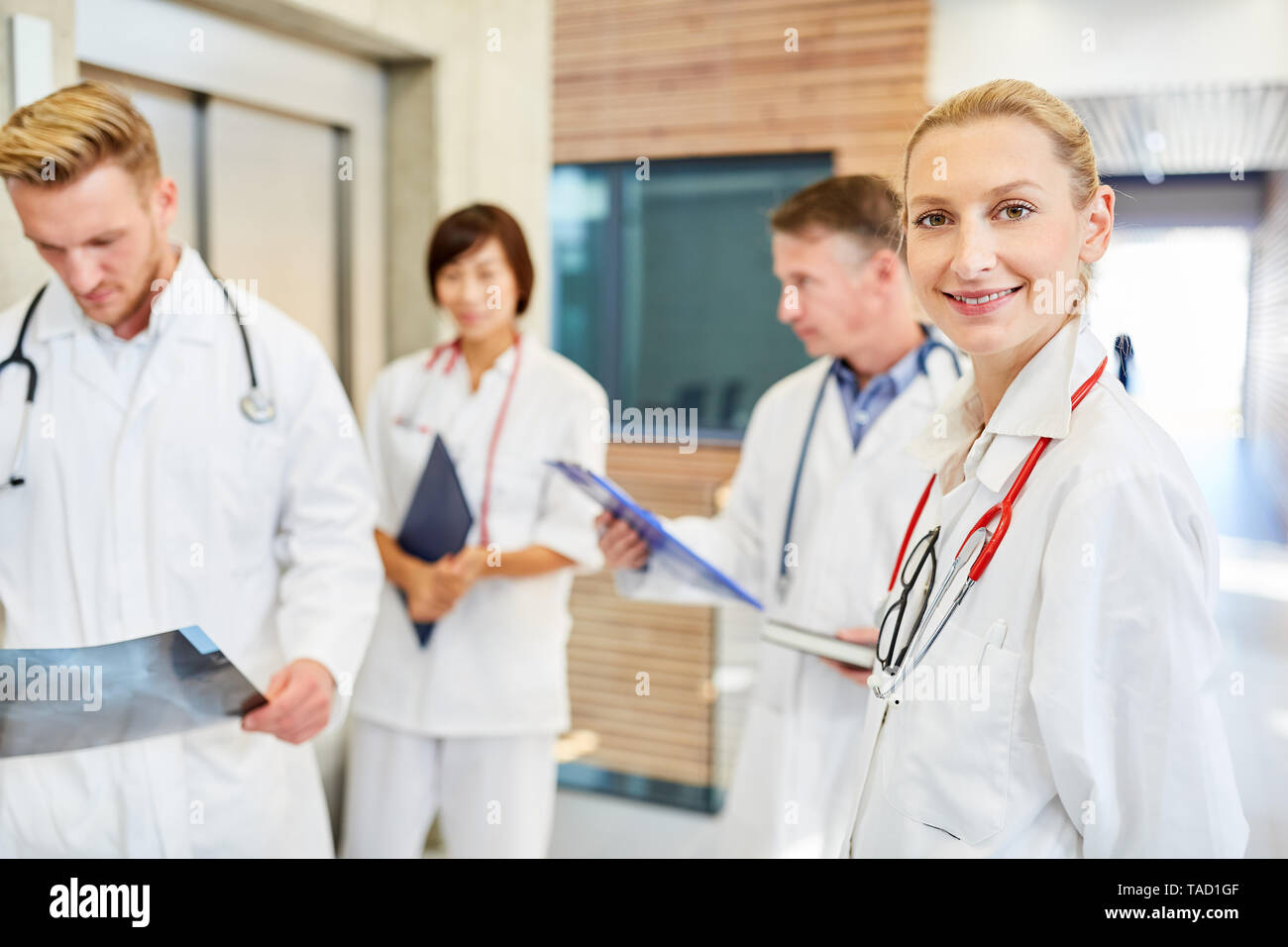 Female doctor team hospital hi-res stock photography and images - Alamy