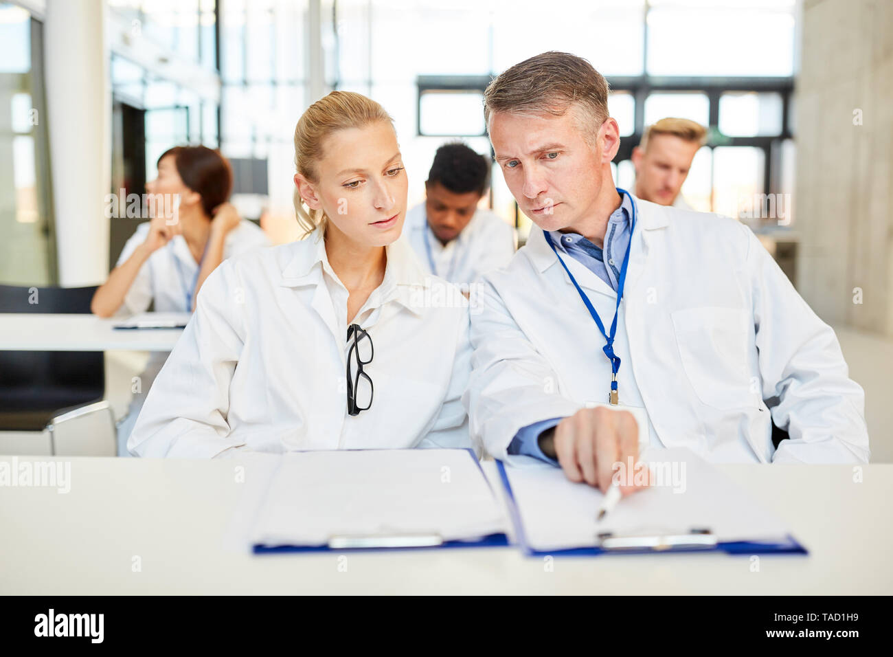 Doctor and doctor in a training seminar learn together Stock Photo - Alamy