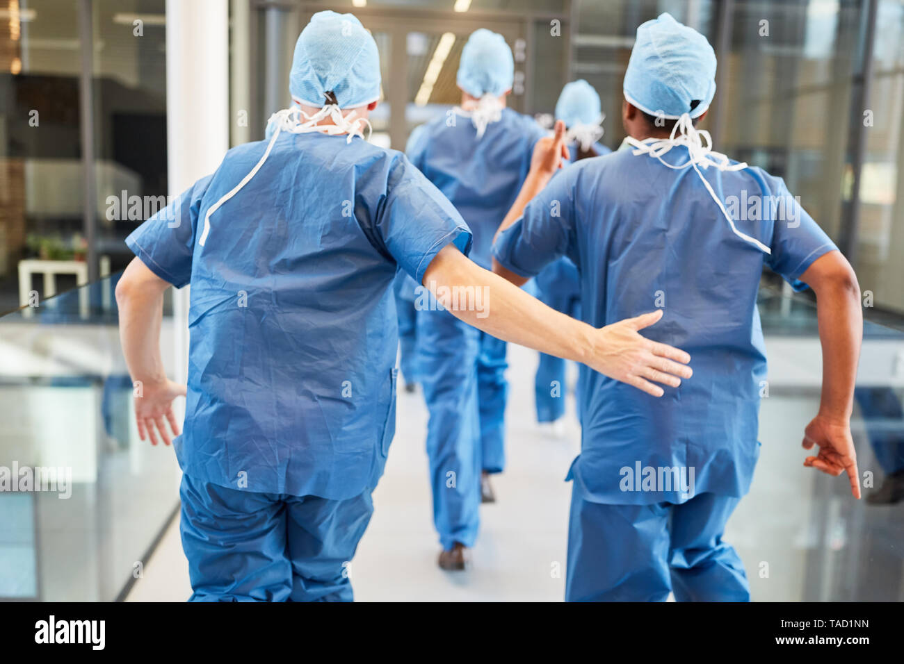 Group doctors running hi-res stock photography and images - Alamy