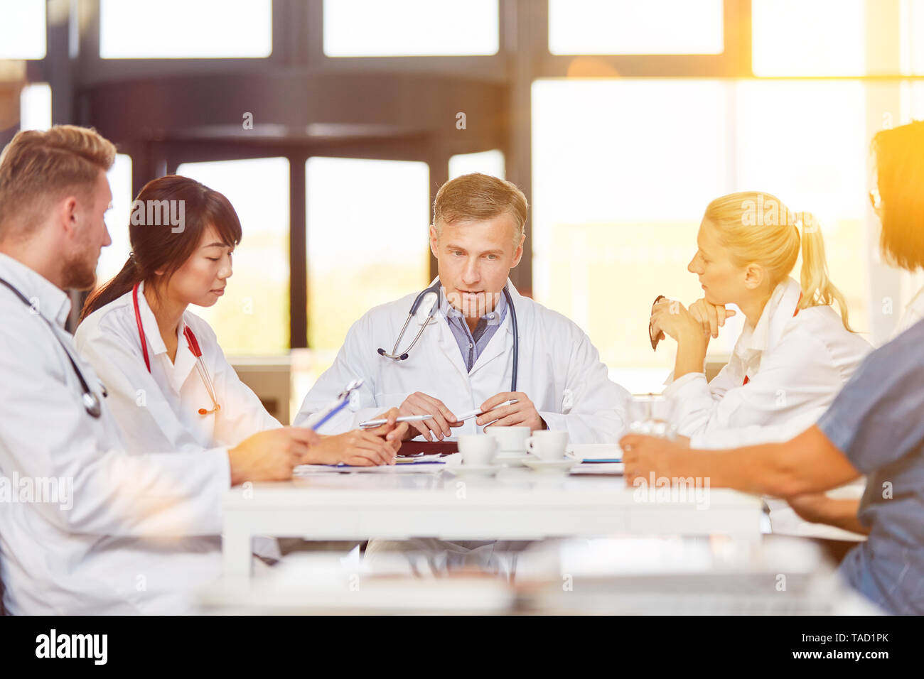 Meeting medical staff table hi-res stock photography and images - Alamy