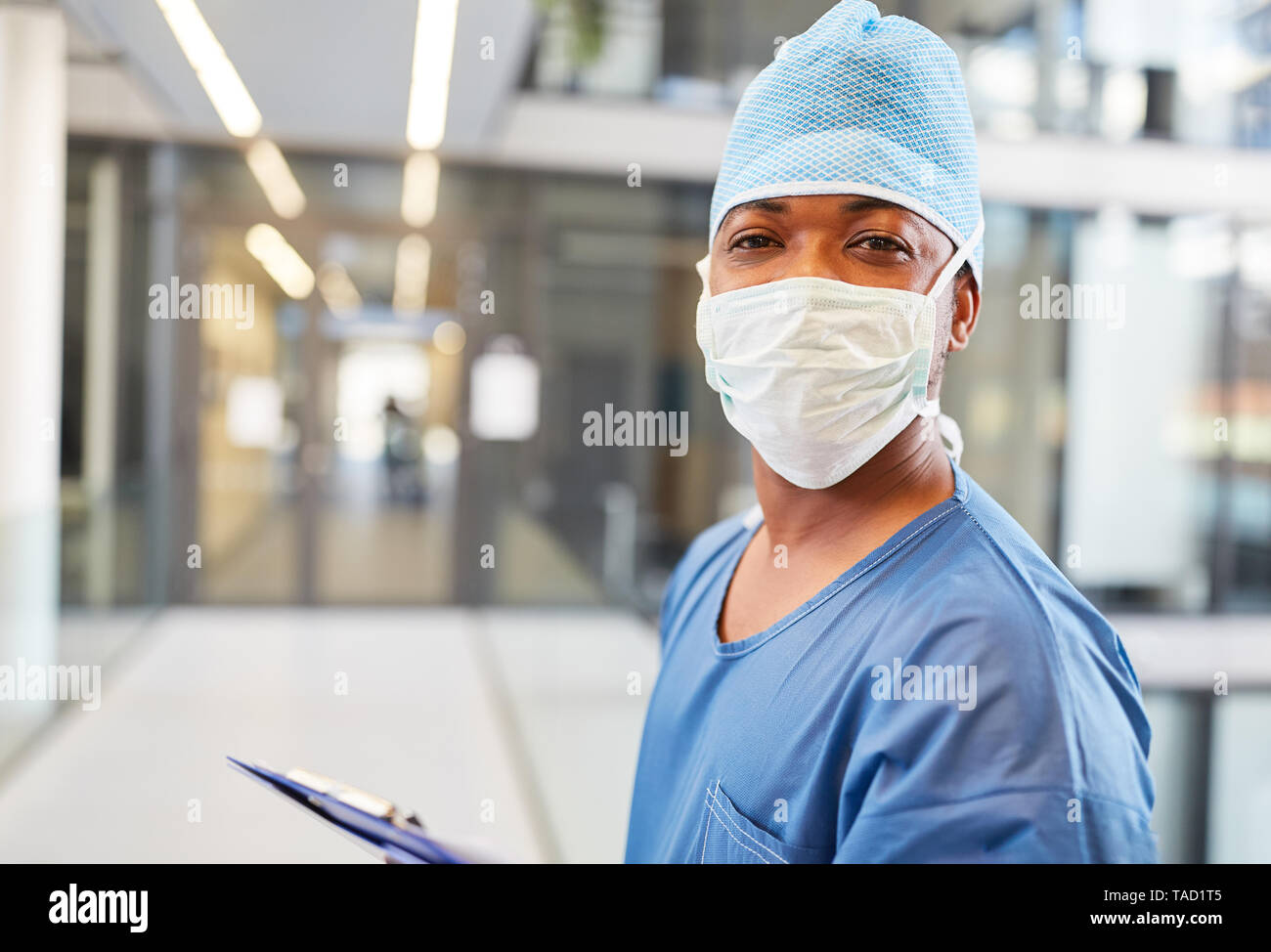 African surgeon hi-res stock photography and images - Alamy