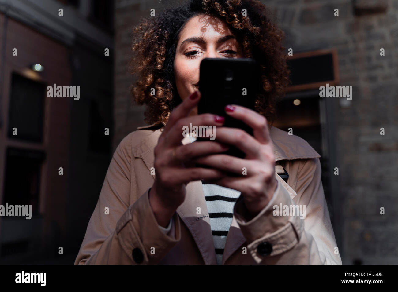 Women in dark alley hi-res stock photography and images - Alamy