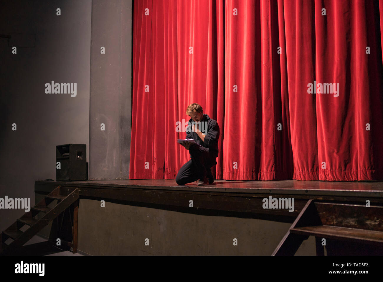 Theatre stage actor red curtain hi-res stock photography and images - Alamy