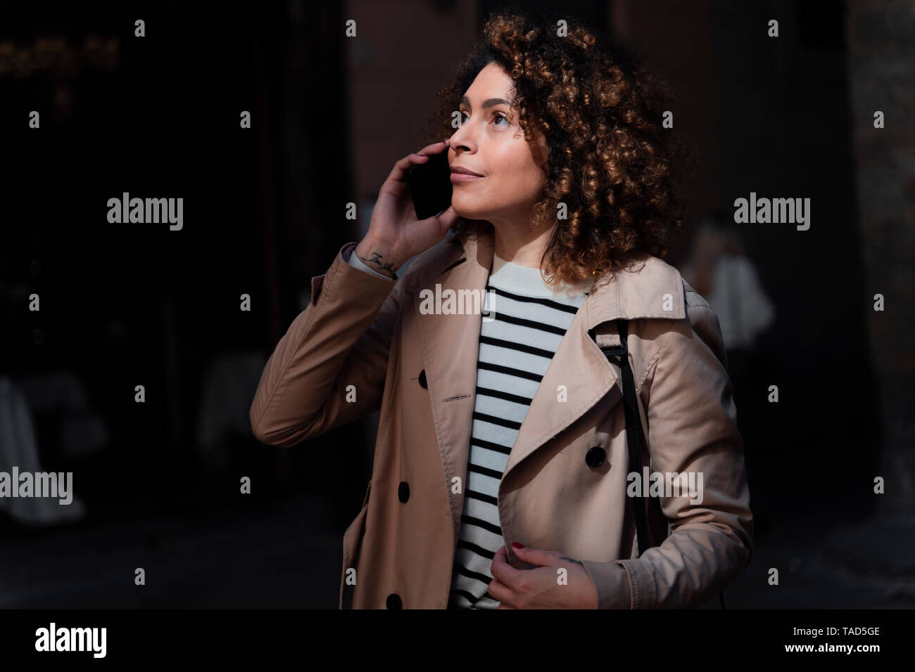 Women in dark alley hi-res stock photography and images - Alamy