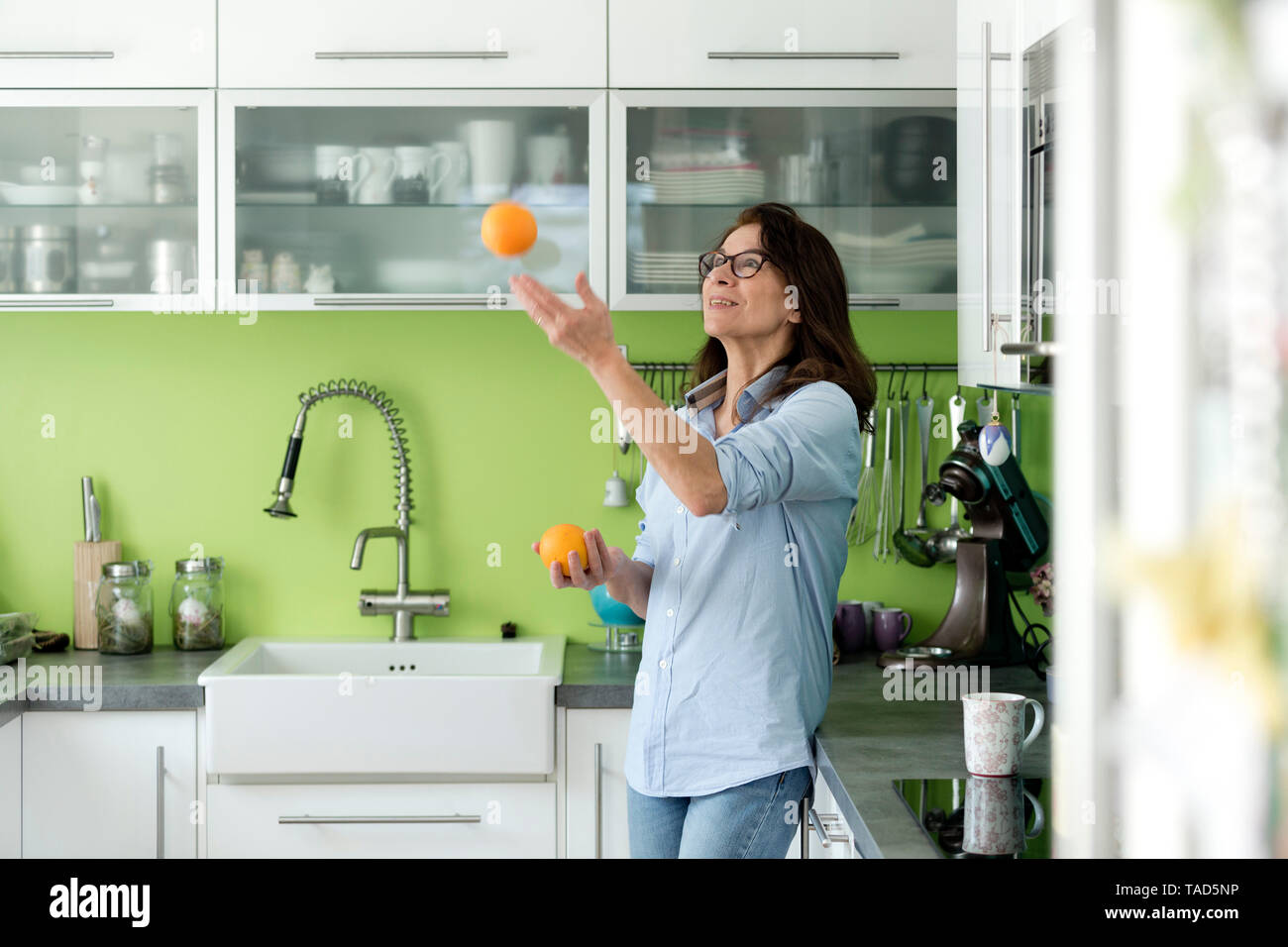 Juggling woman domestic hi-res stock photography and images - Alamy