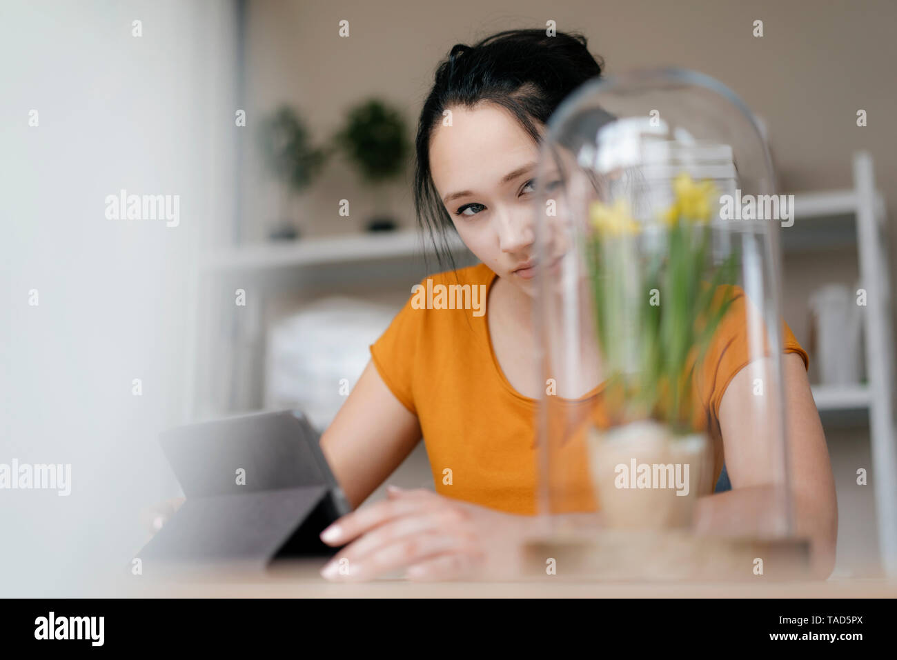 Woman looking under desk office hi-res stock photography and images - Alamy