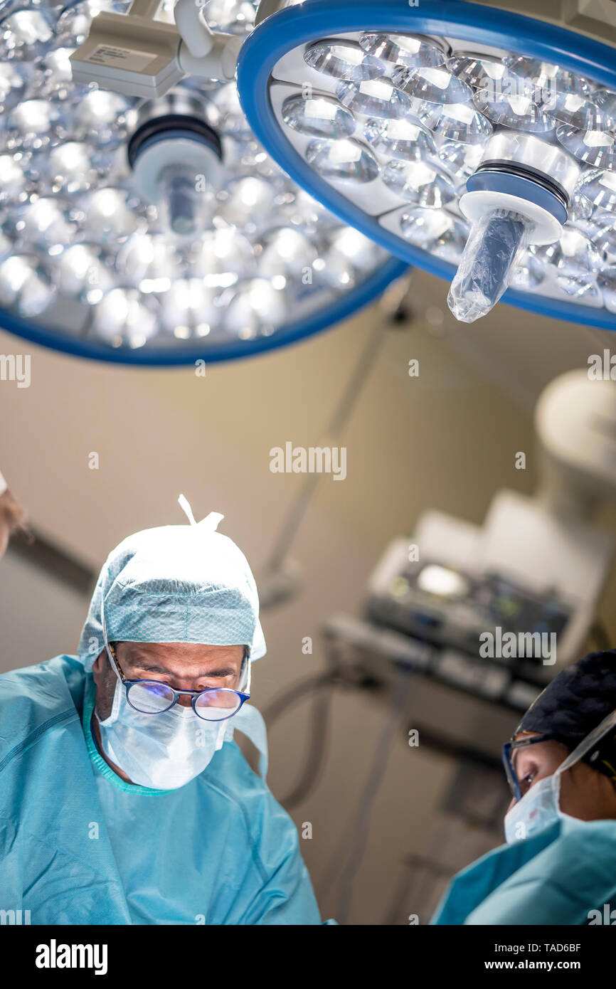 Doctor operation healthcare hi-res stock photography and images - Alamy