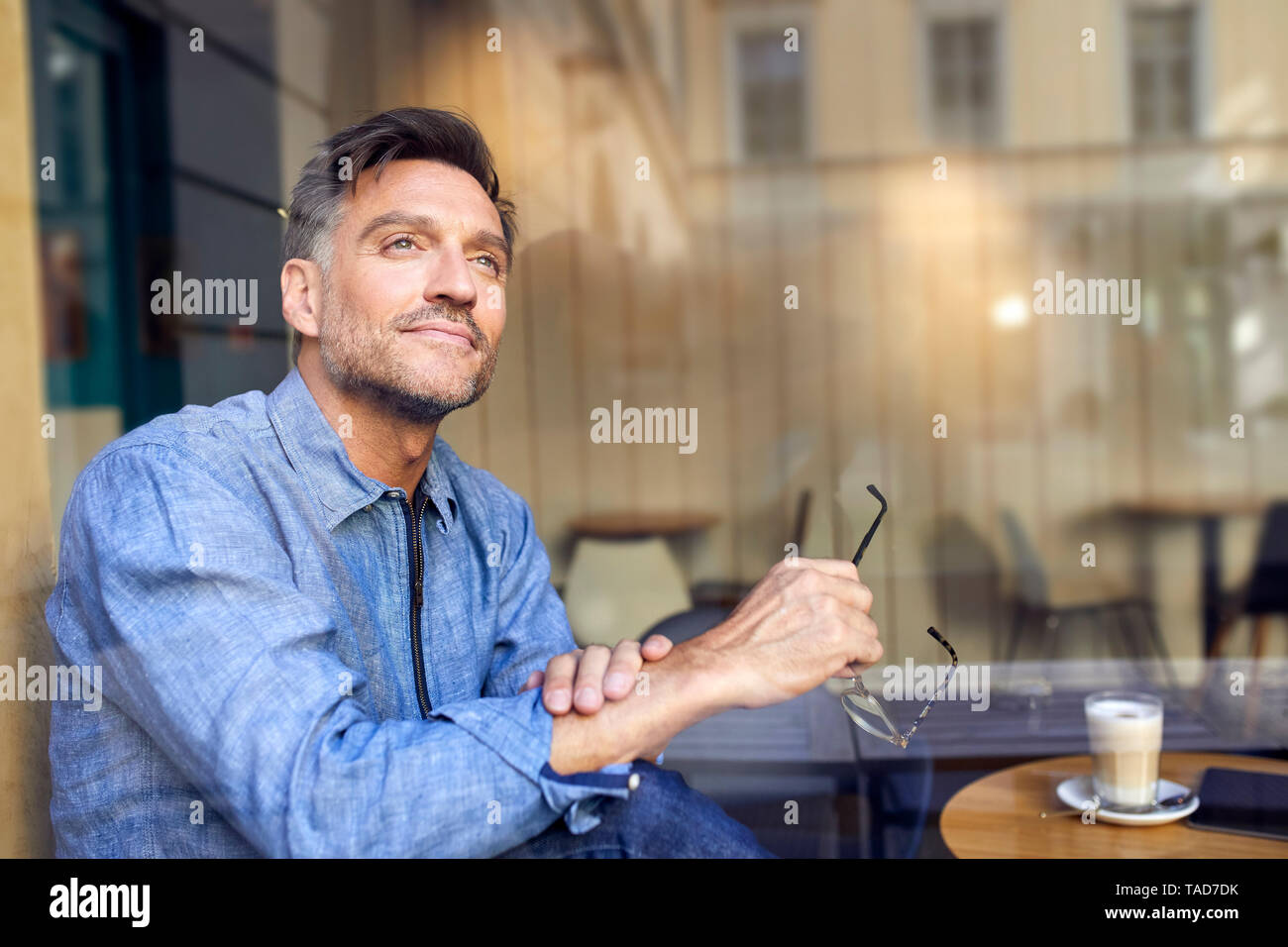 Person behind a glass window hi-res stock photography and images - Alamy