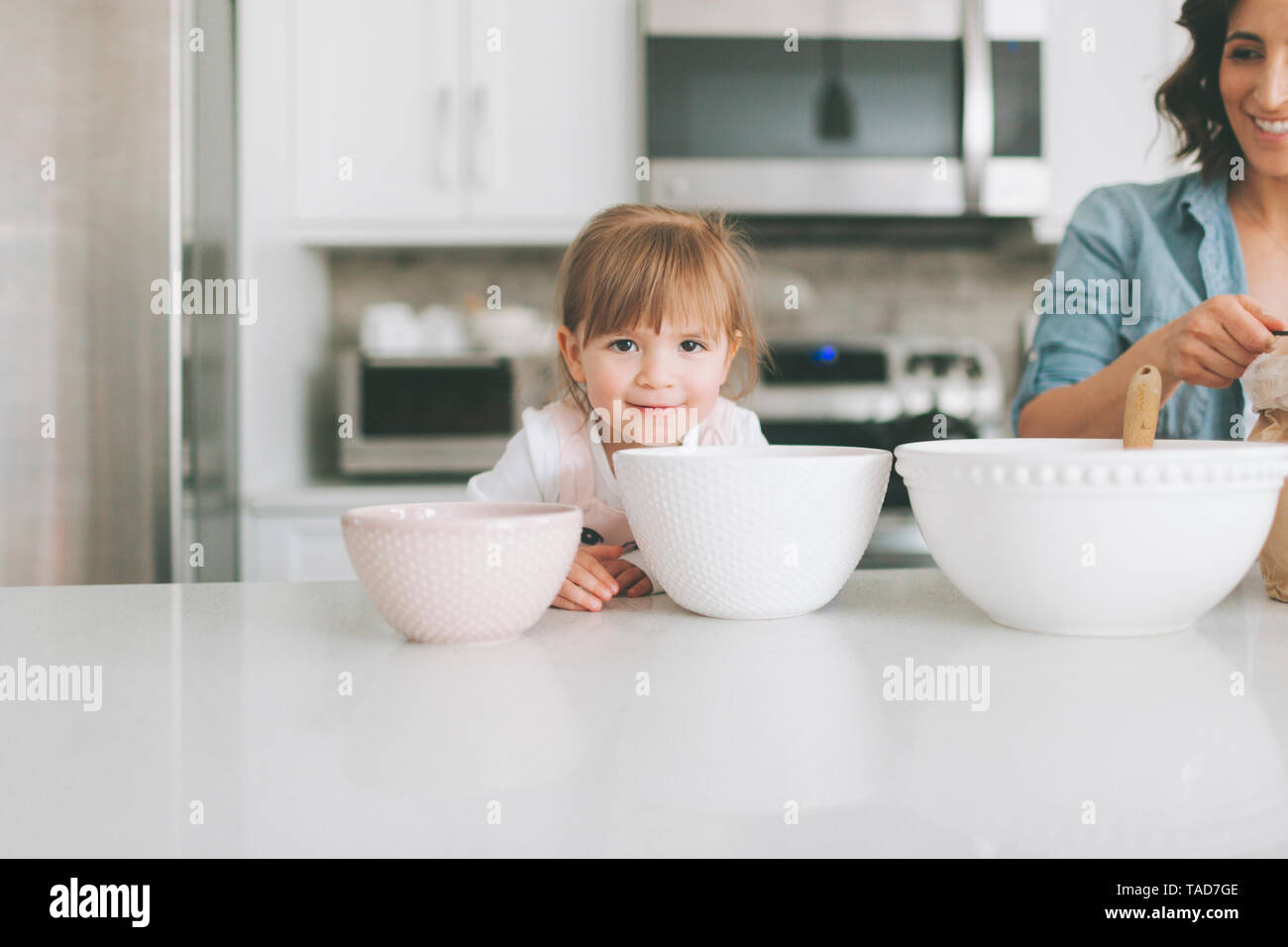Mother and daughter making a cake together Stock Photo - Alamy