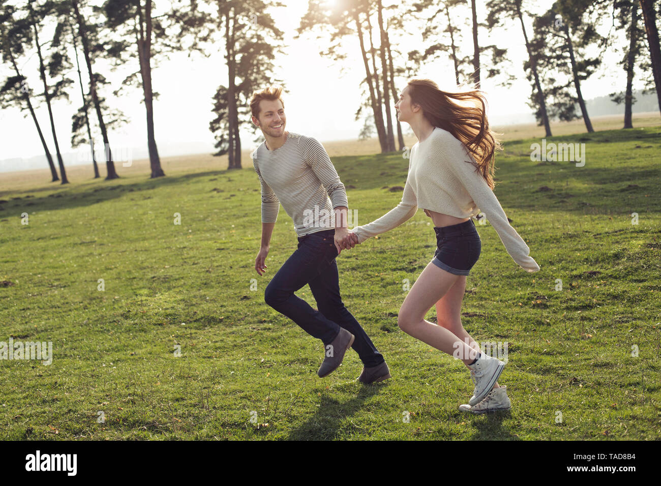 Hand in hand couple hi-res stock photography and images - Alamy