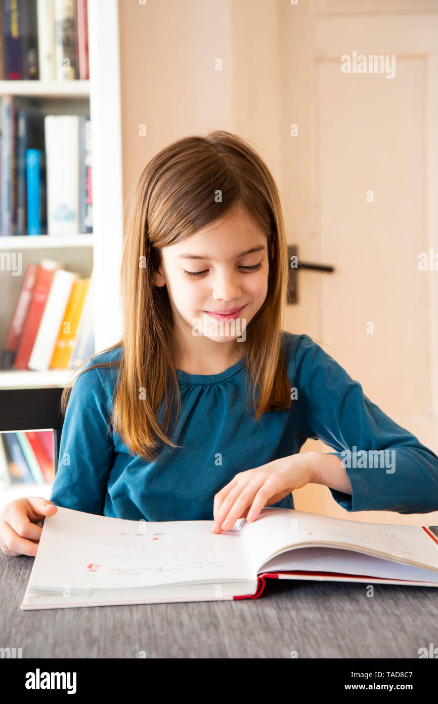 Girl reading hi-res stock photography and images - Alamy