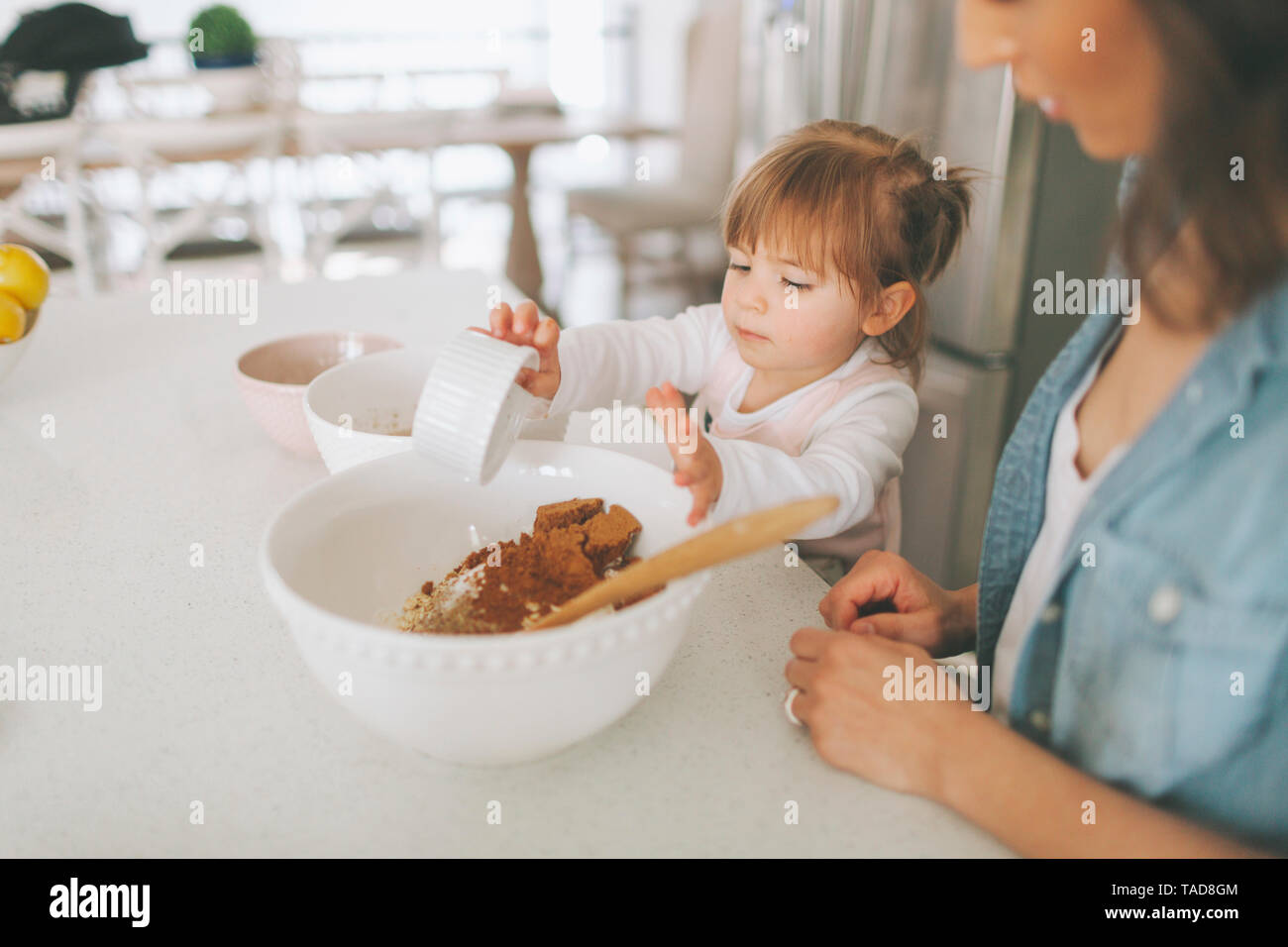 Mother and daughter making a cake together Stock Photo - Alamy