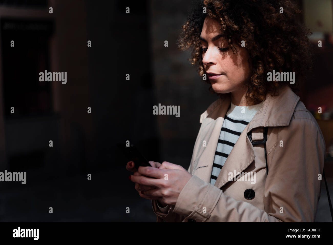 Women in dark alley hi-res stock photography and images - Alamy