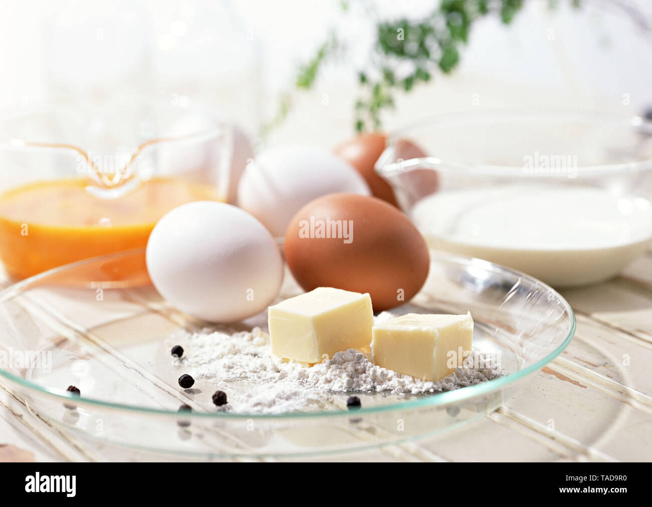 pictures of fresh eggs ready to cook Stock Photo - Alamy