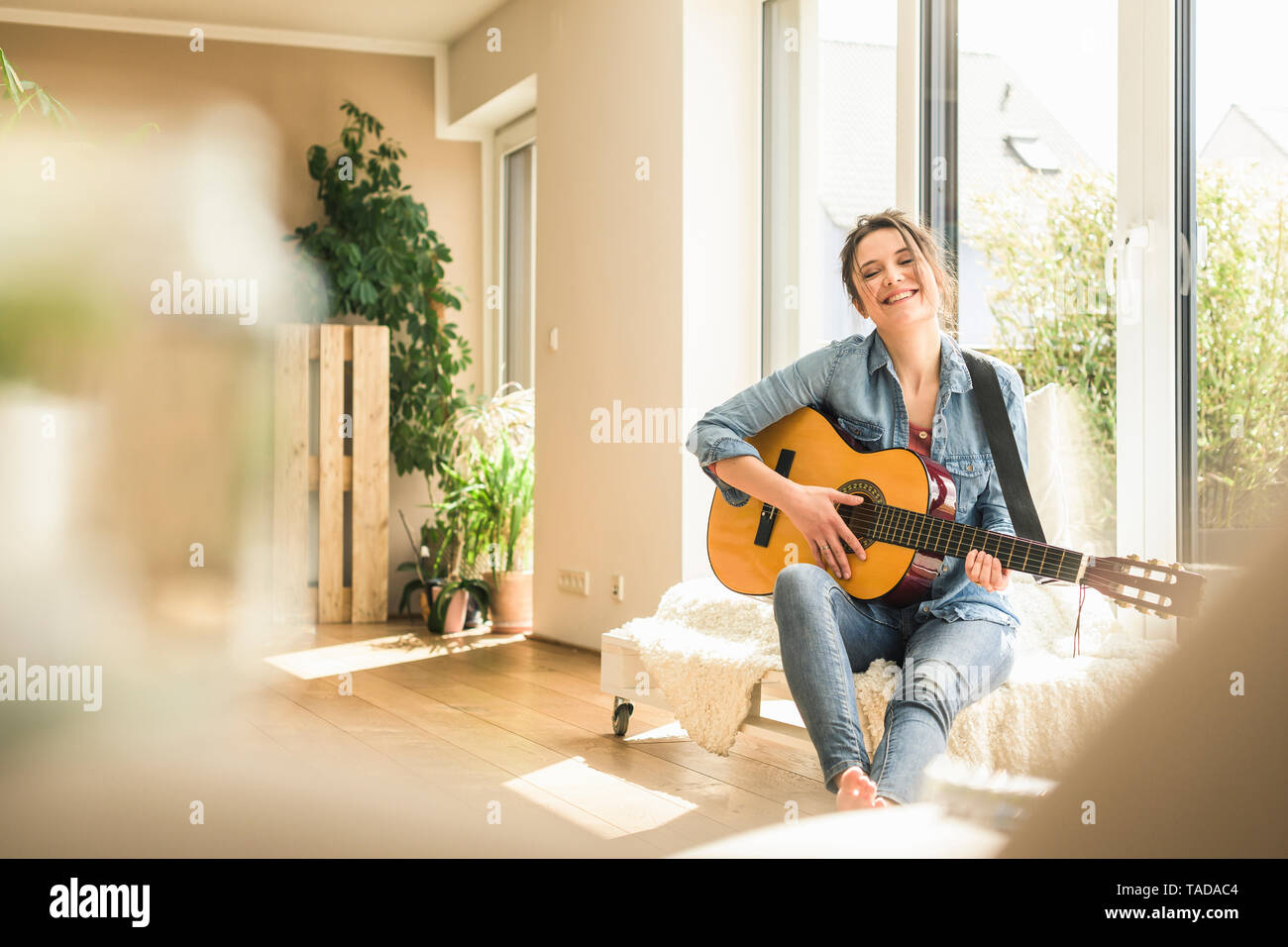 Barefoot guitar player hi-res stock photography and images - Alamy