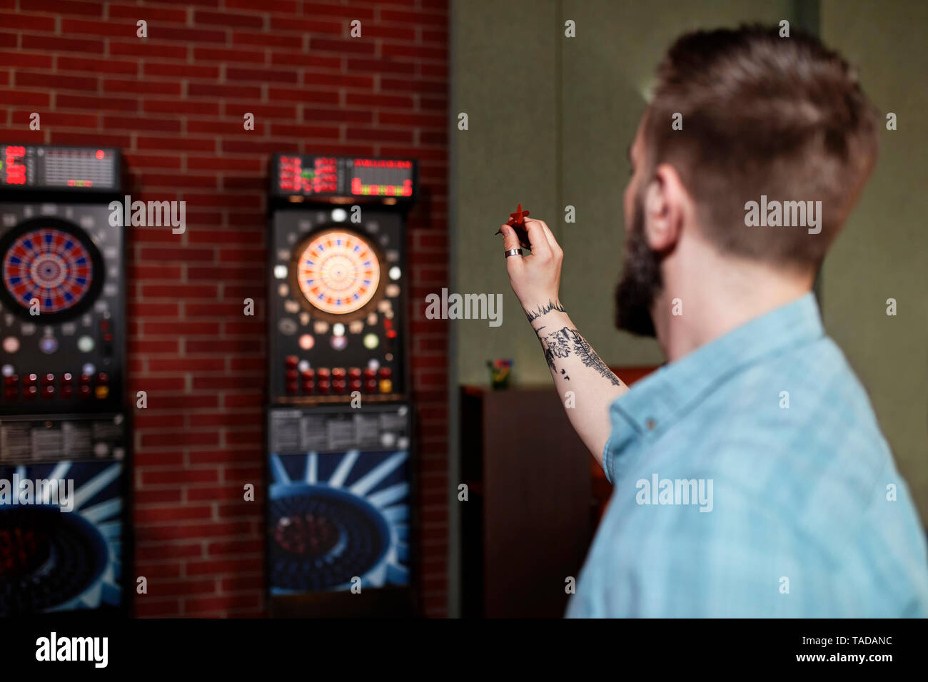 Man playing darts Stock Photo - Alamy