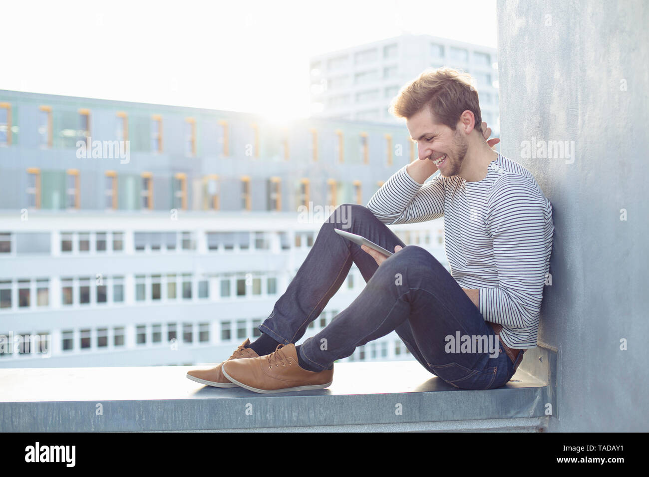 Man sitting on the wall hi-res stock photography and images - Alamy