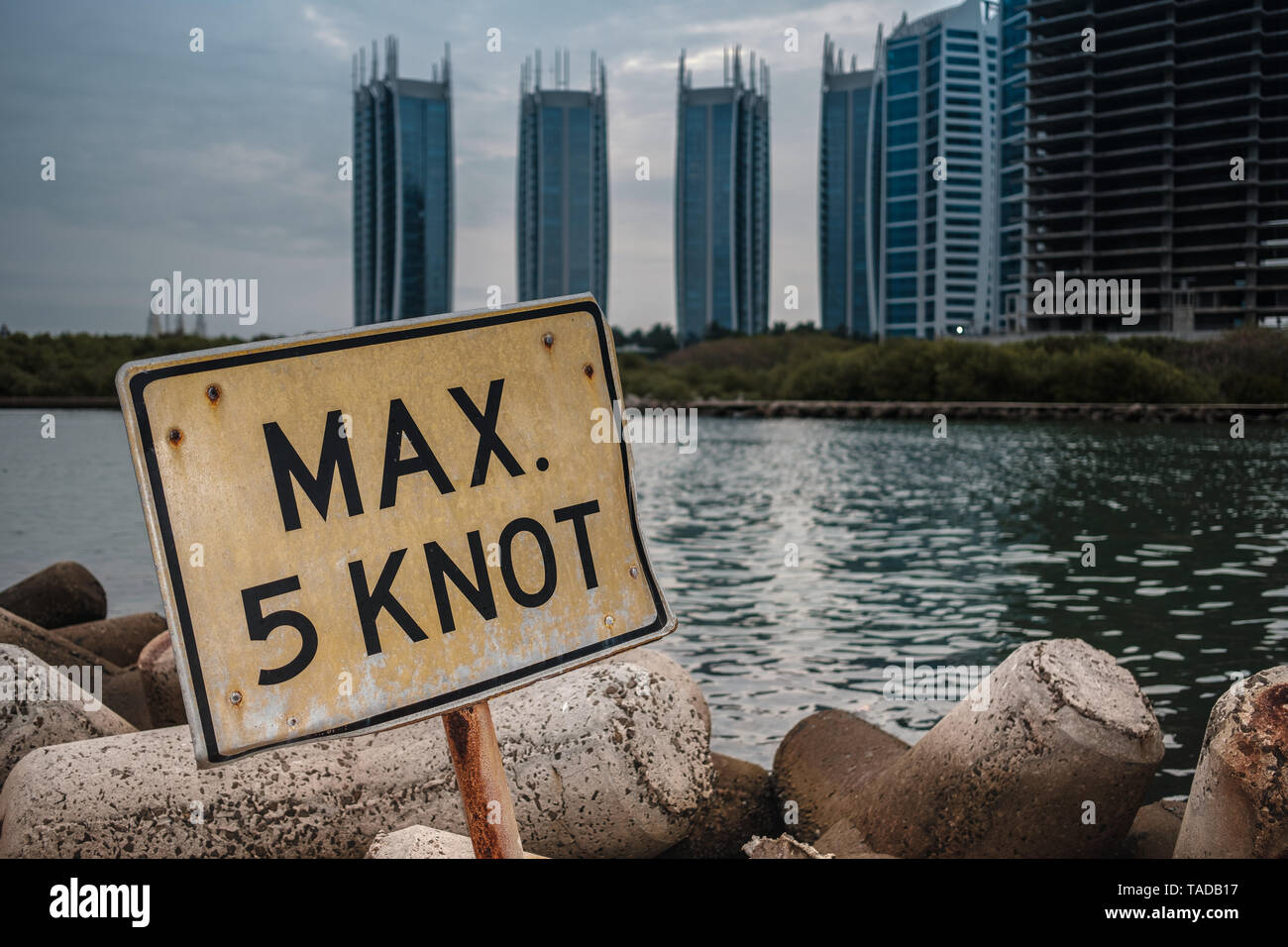 5 knots sign hi-res stock photography and images - Alamy