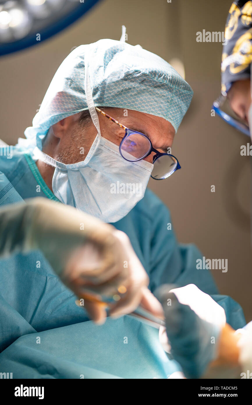 Doctor surgeon hi-res stock photography and images - Alamy