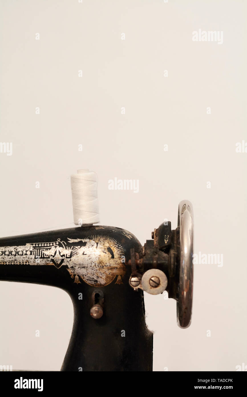 Old fashioned sewing machine hi-res stock photography and images - Alamy