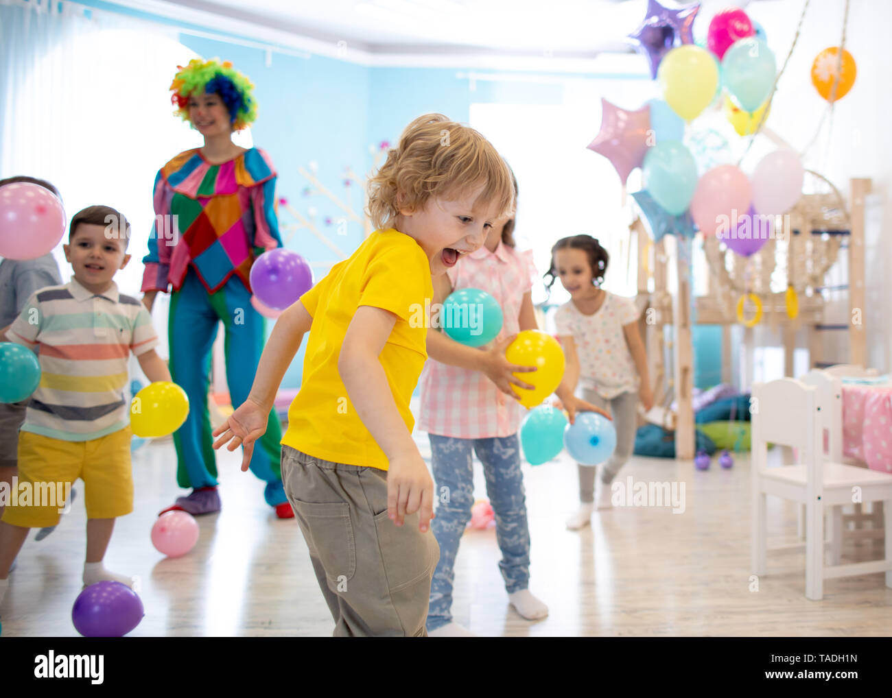 Children dance party hi-res stock photography and images - Alamy