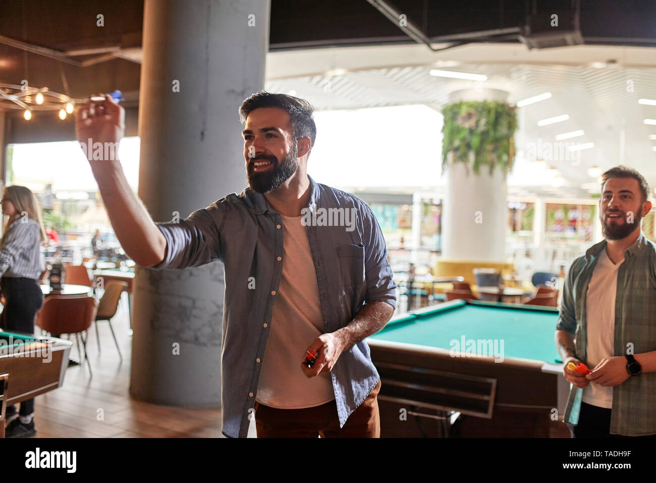 Darts player man hi-res stock photography and images - Alamy