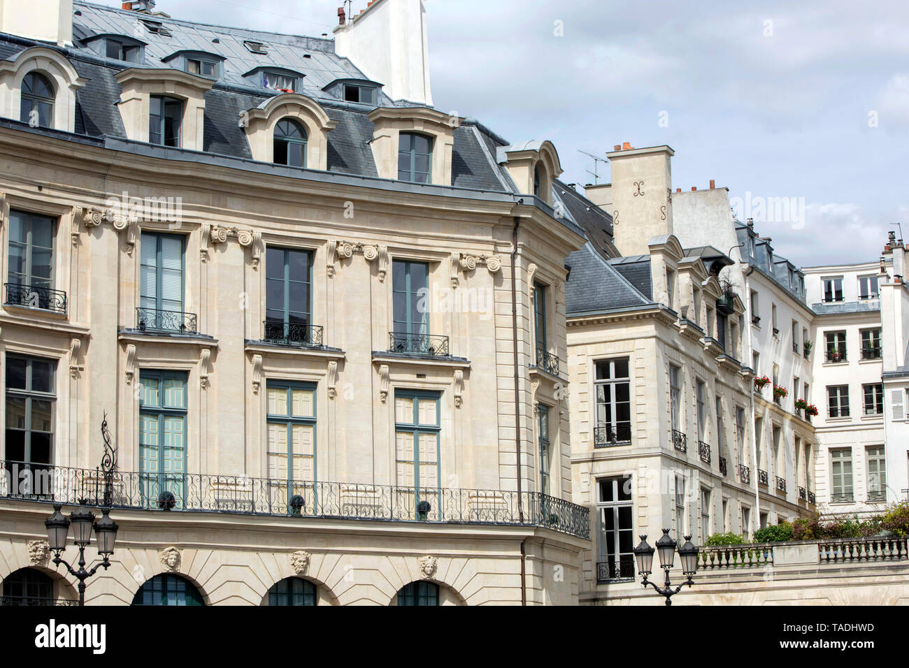 Paris (France): facade of Parisian buildings in the Òplace des ...