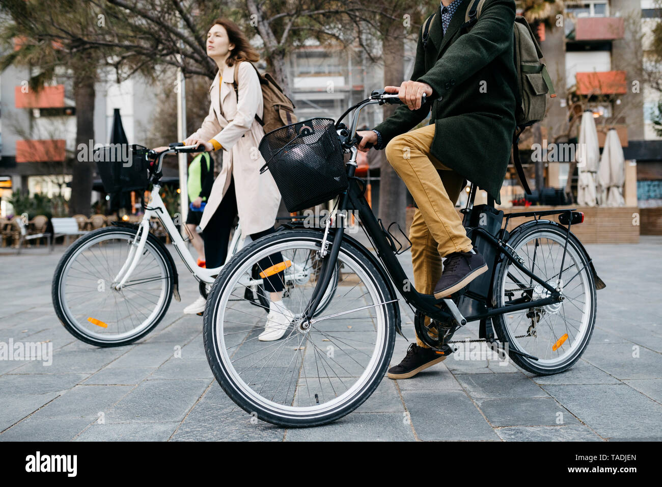 Couple riding e bikes in the city hi-res stock photography and images ...