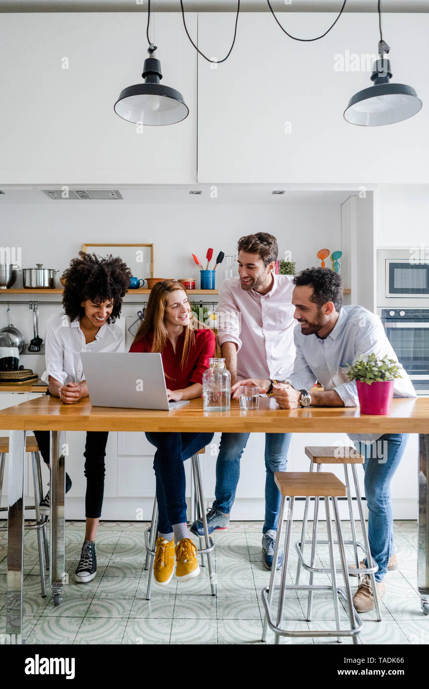 Friends in a kitchen hi-res stock photography and images - Alamy