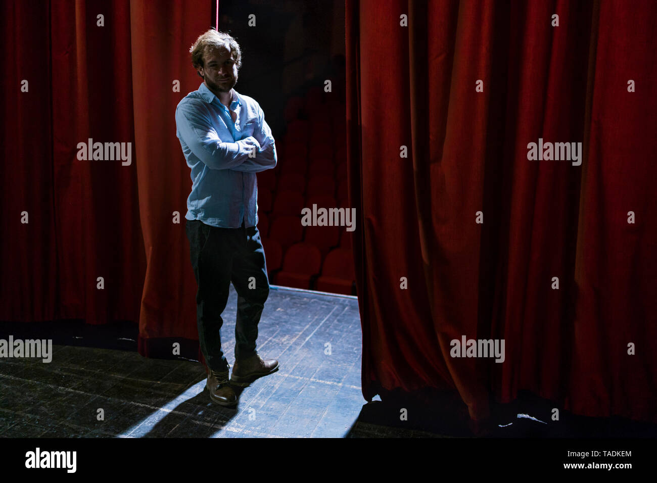 Man stage curtain hi-res stock photography and images - Alamy