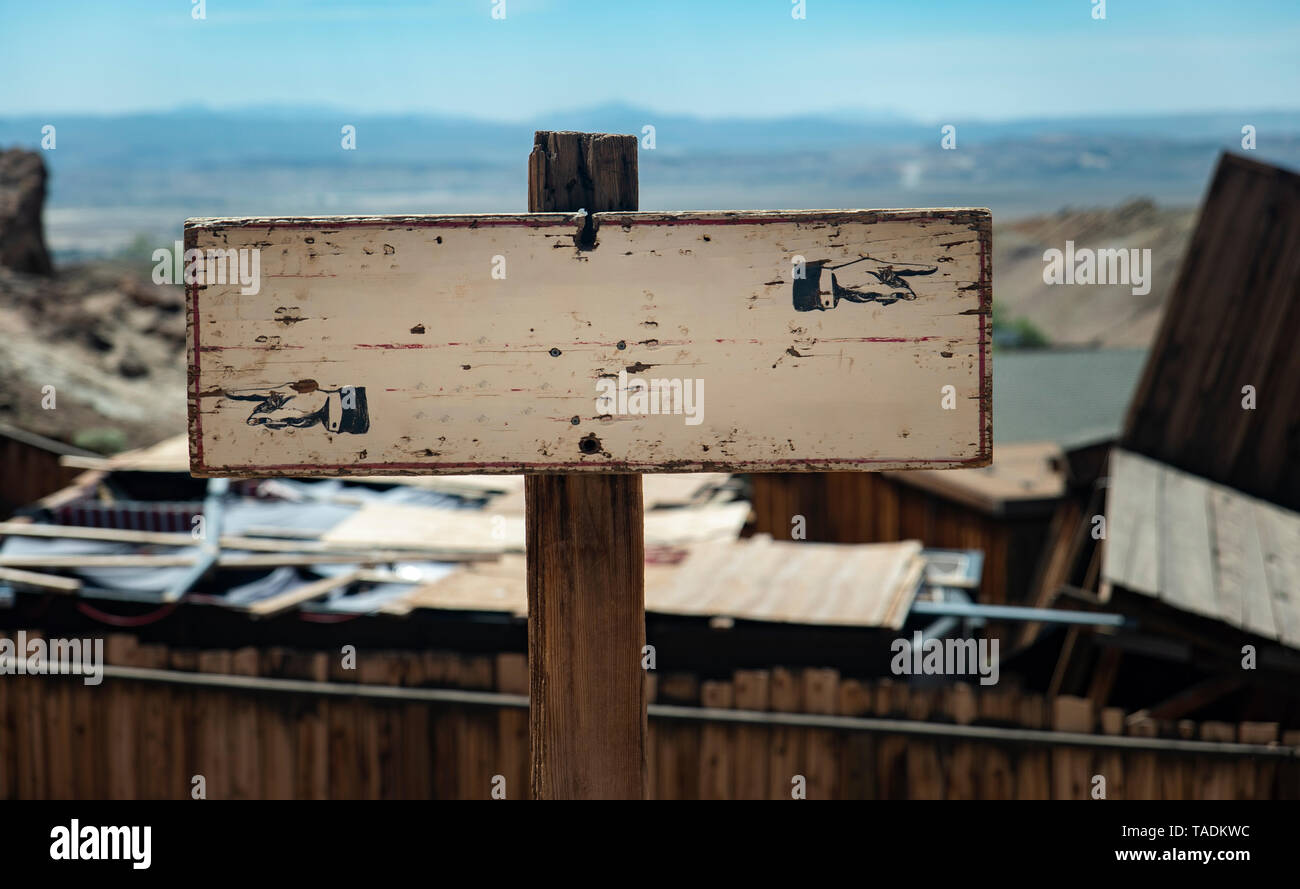 Wooden directional sign in the desert Stock Photo - Alamy