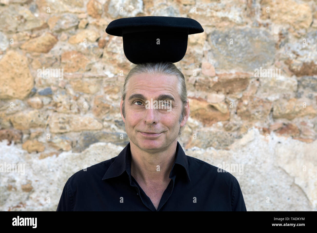 Man balancing on head hi-res stock photography and images - Alamy