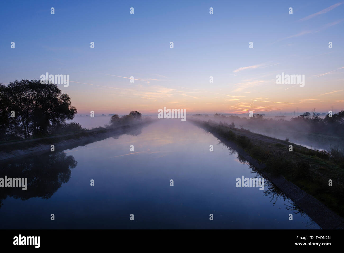 Germany, Bavaria, Isar canal at Ismaning reservoir, near Pliening, dawn ...