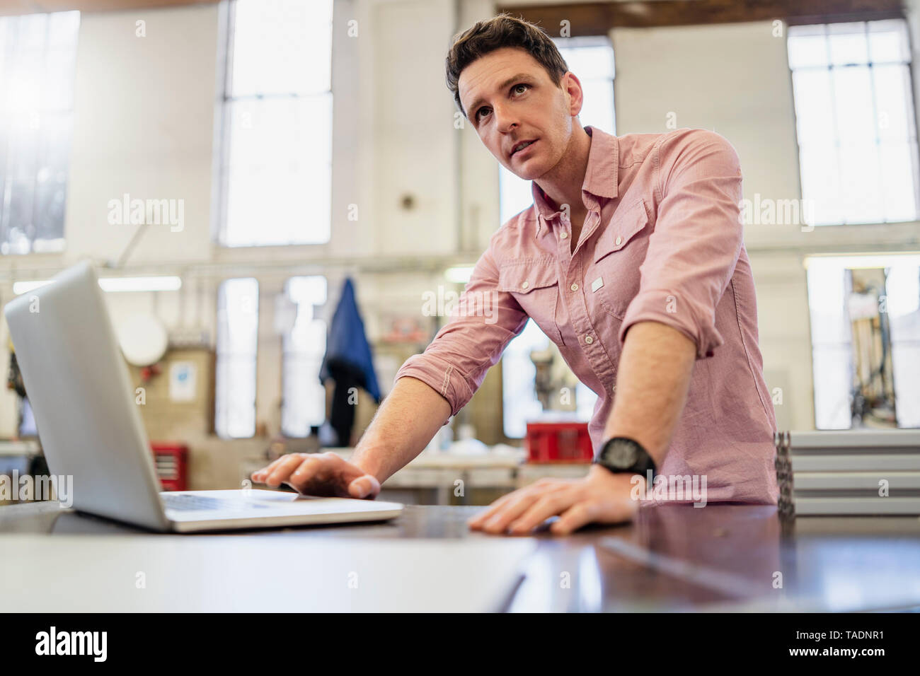 Laptop production plant hi-res stock photography and images - Alamy
