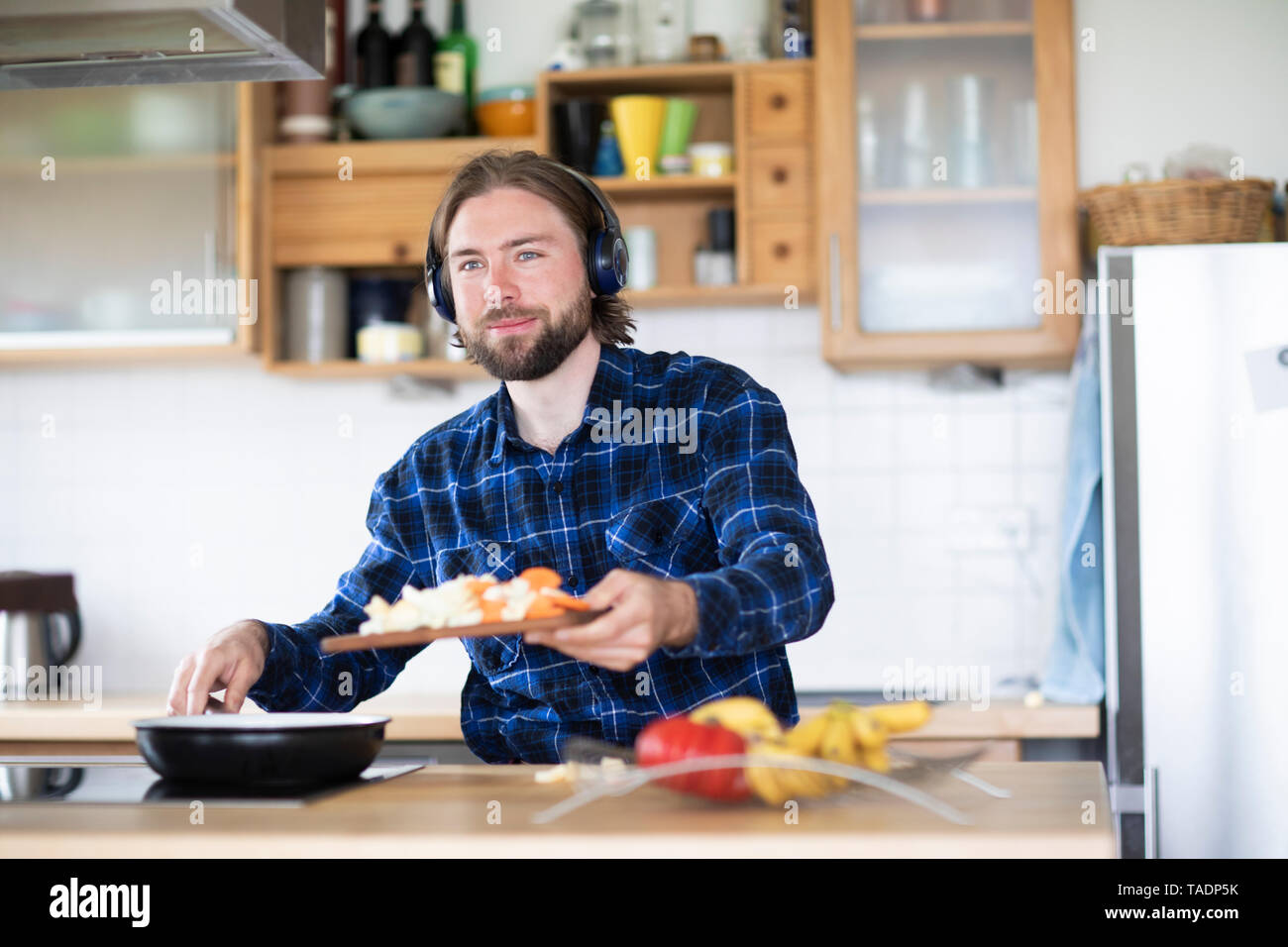 Cooking vegetables hi-res stock photography and images - Alamy