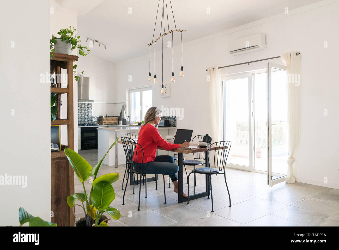 Long table in dining hi-res stock photography and images - Alamy