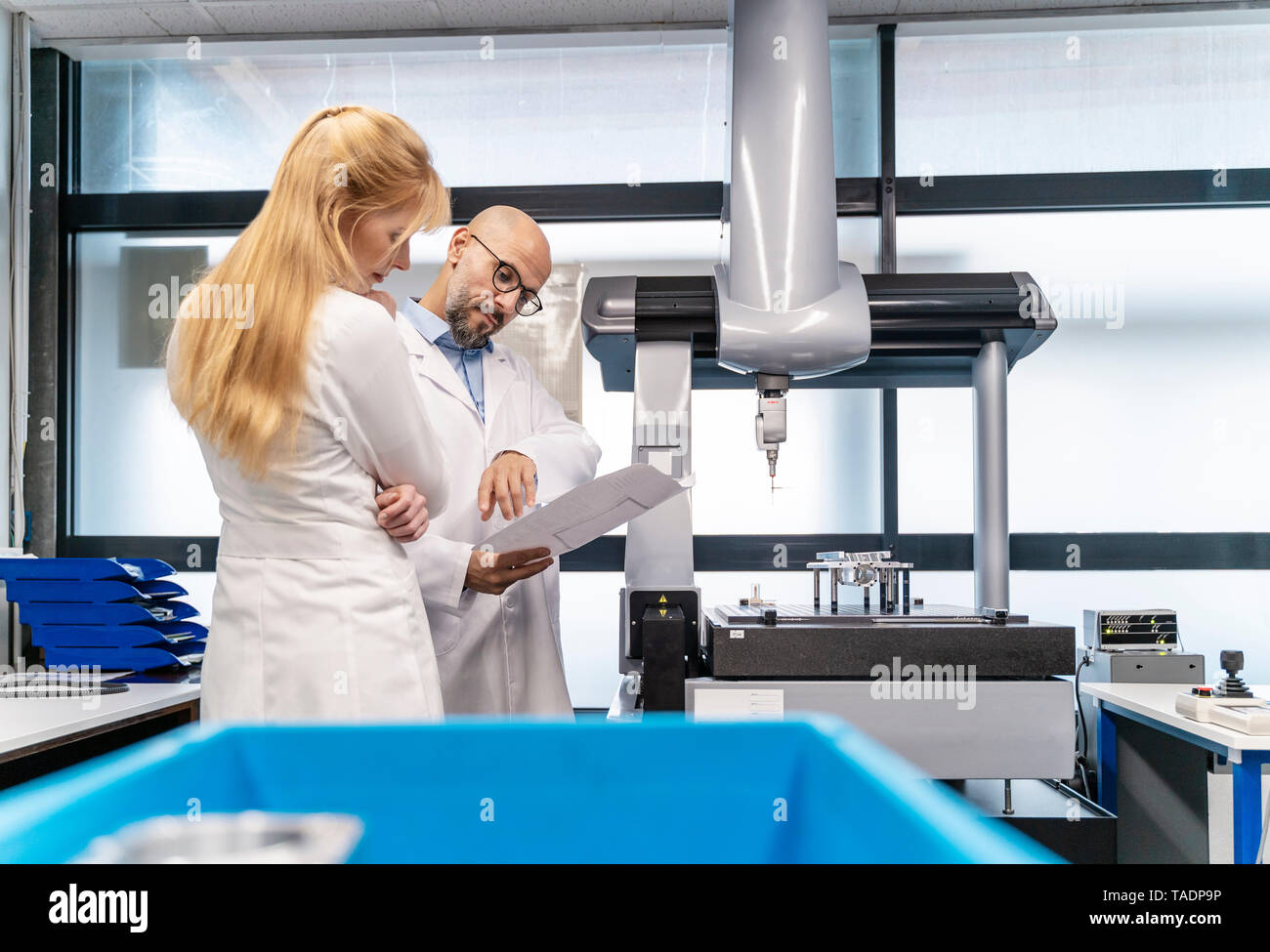 Two scientists wearing lab coats hi-res stock photography and images ...