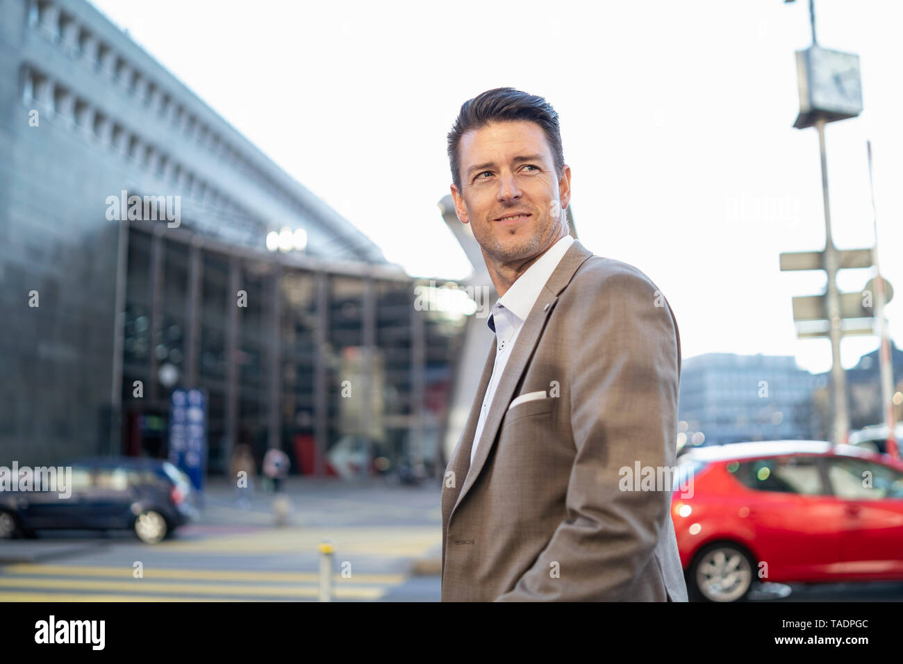 Adults on the move city hi-res stock photography and images - Alamy