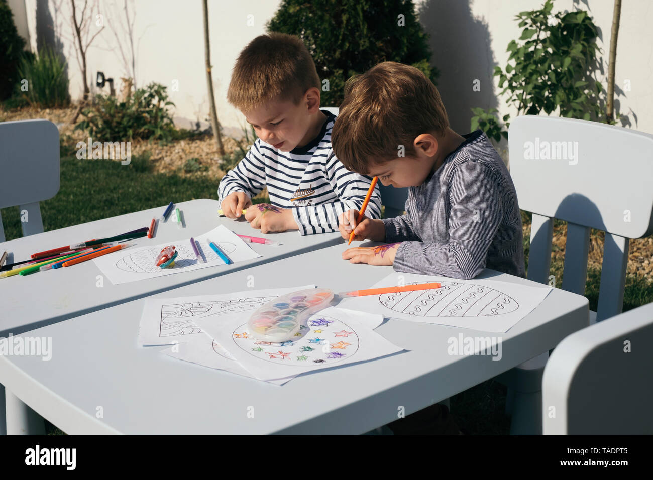 Friends playing with colors Stock Photo - Alamy