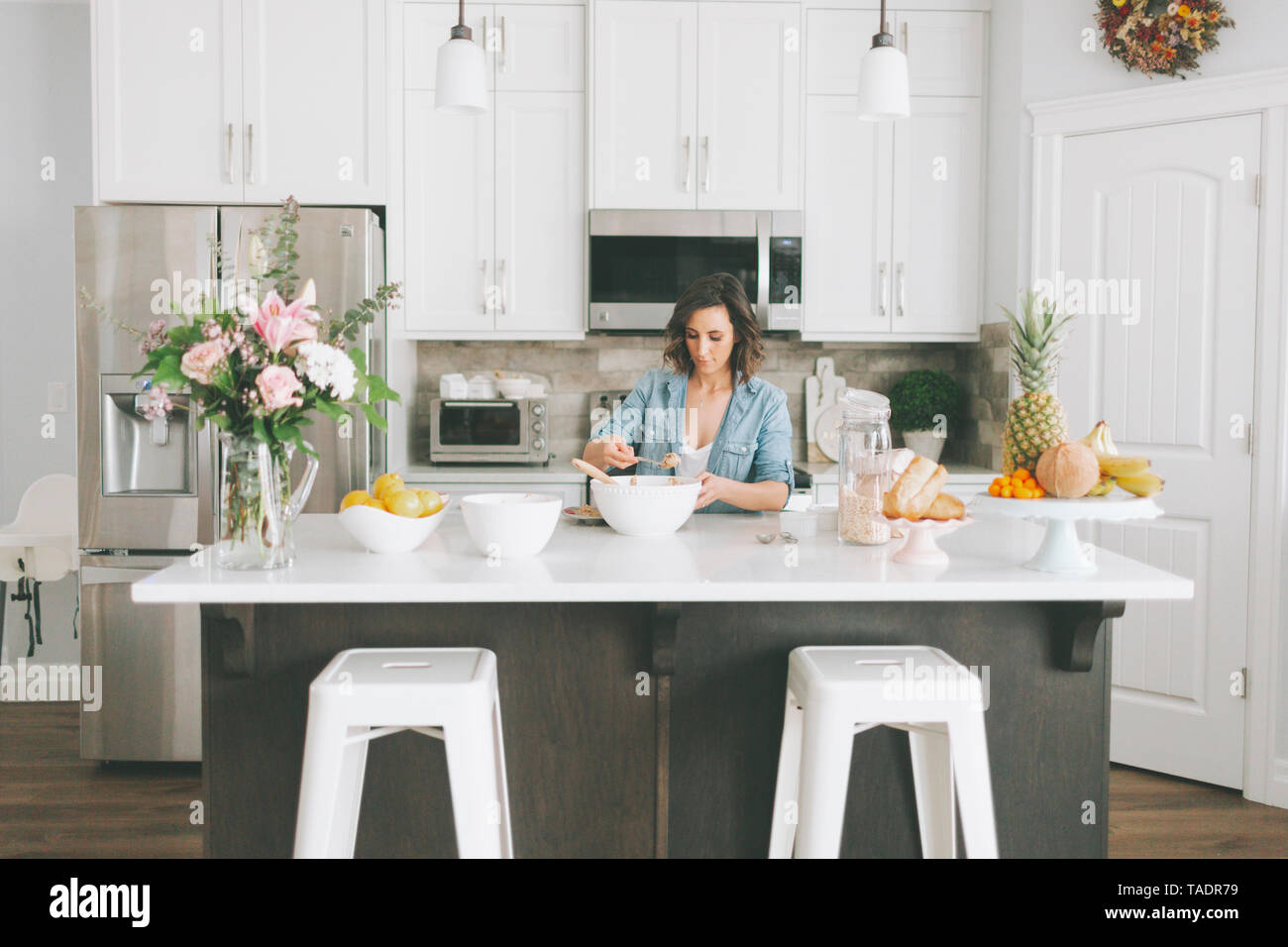 Preparing a cake hi-res stock photography and images - Alamy