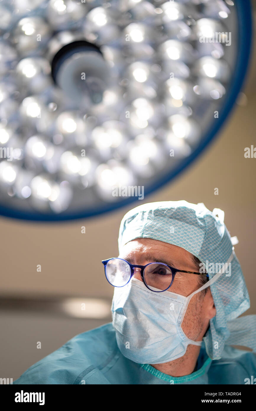 Portrait of doctor surgeon during operation Stock Photo - Alamy