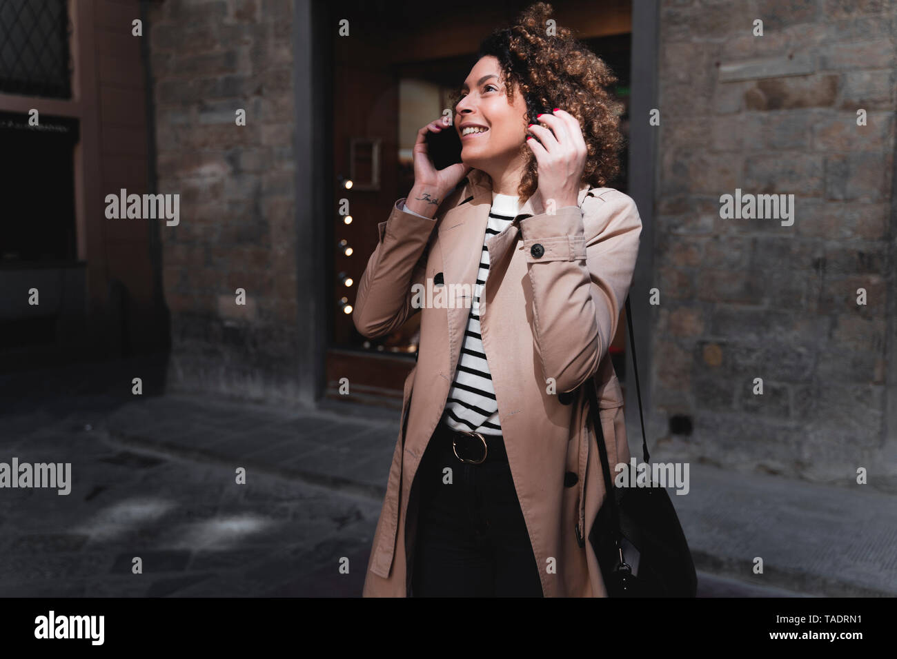 Woman in dark alley hi-res stock photography and images - Alamy