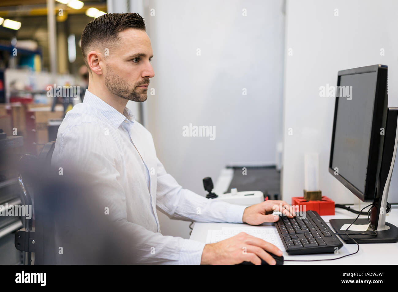 Using desk computer hi-res stock photography and images - Alamy