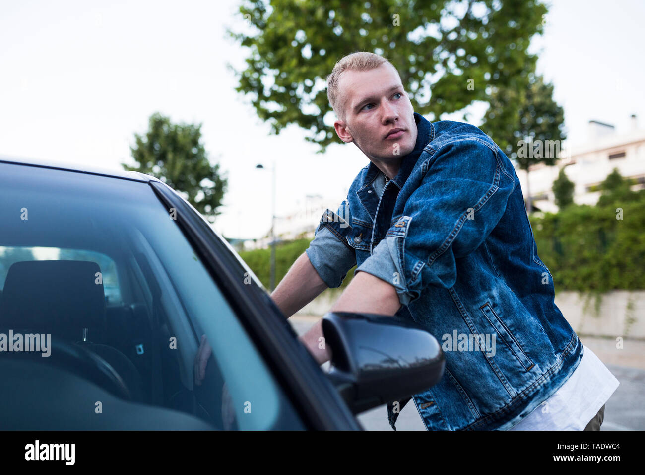 Man leaning against car hi-res stock photography and images - Alamy