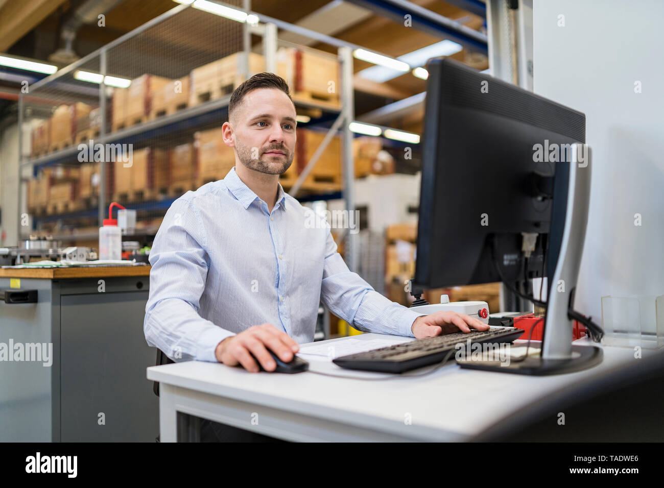 Person using computer mouse hi-res stock photography and images - Alamy