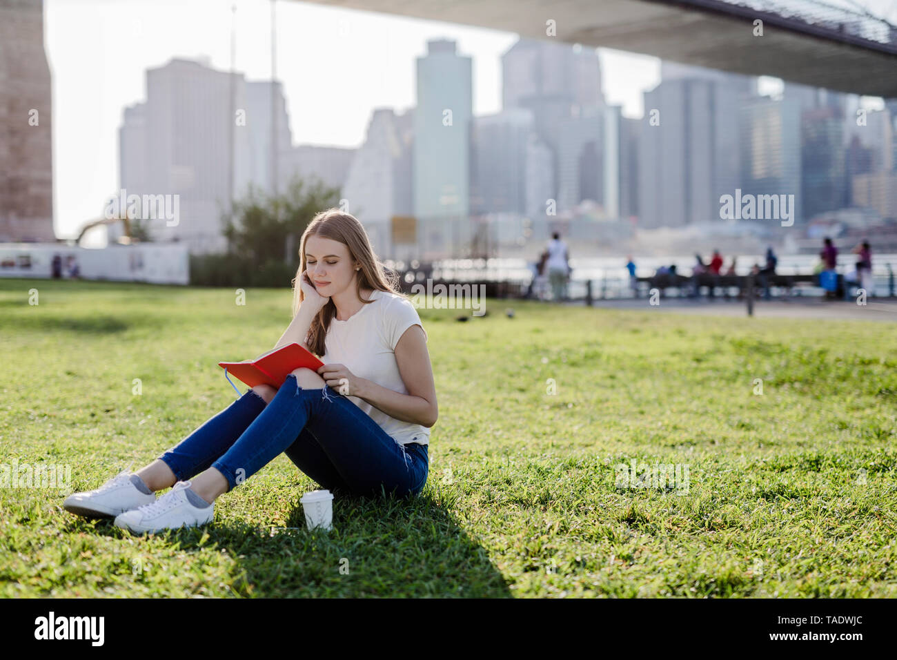 Reading a book woman park hi-res stock photography and images - Alamy