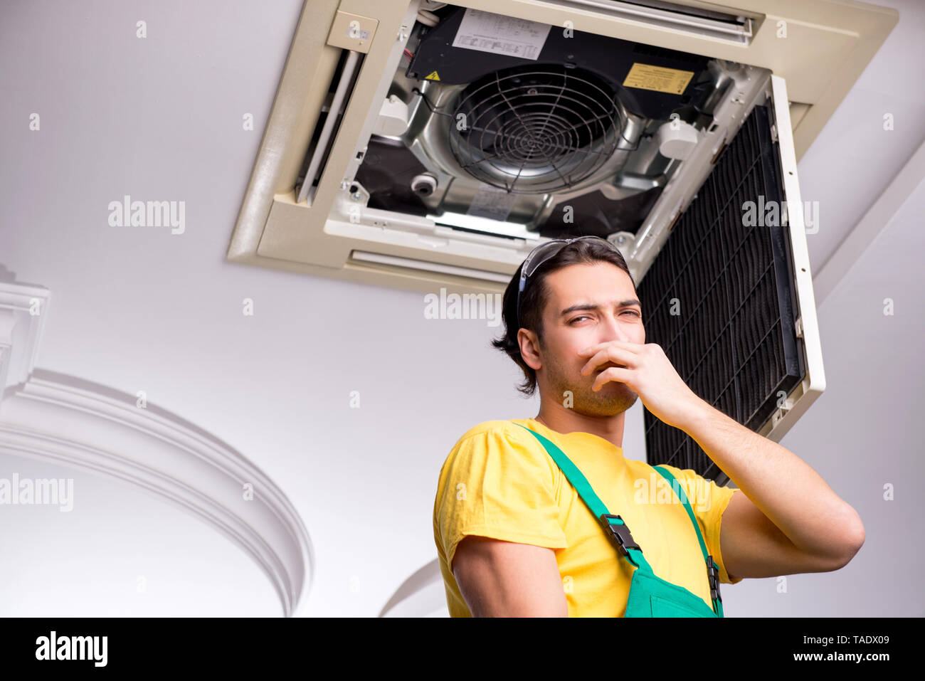 Broken ac unit hi-res stock photography and images - Alamy