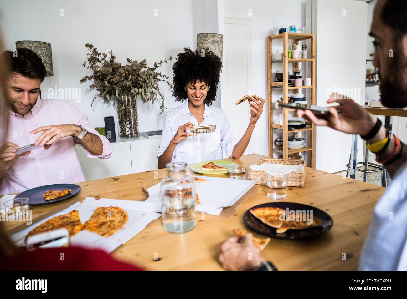 Four friends sharing pizza hi-res stock photography and images - Alamy