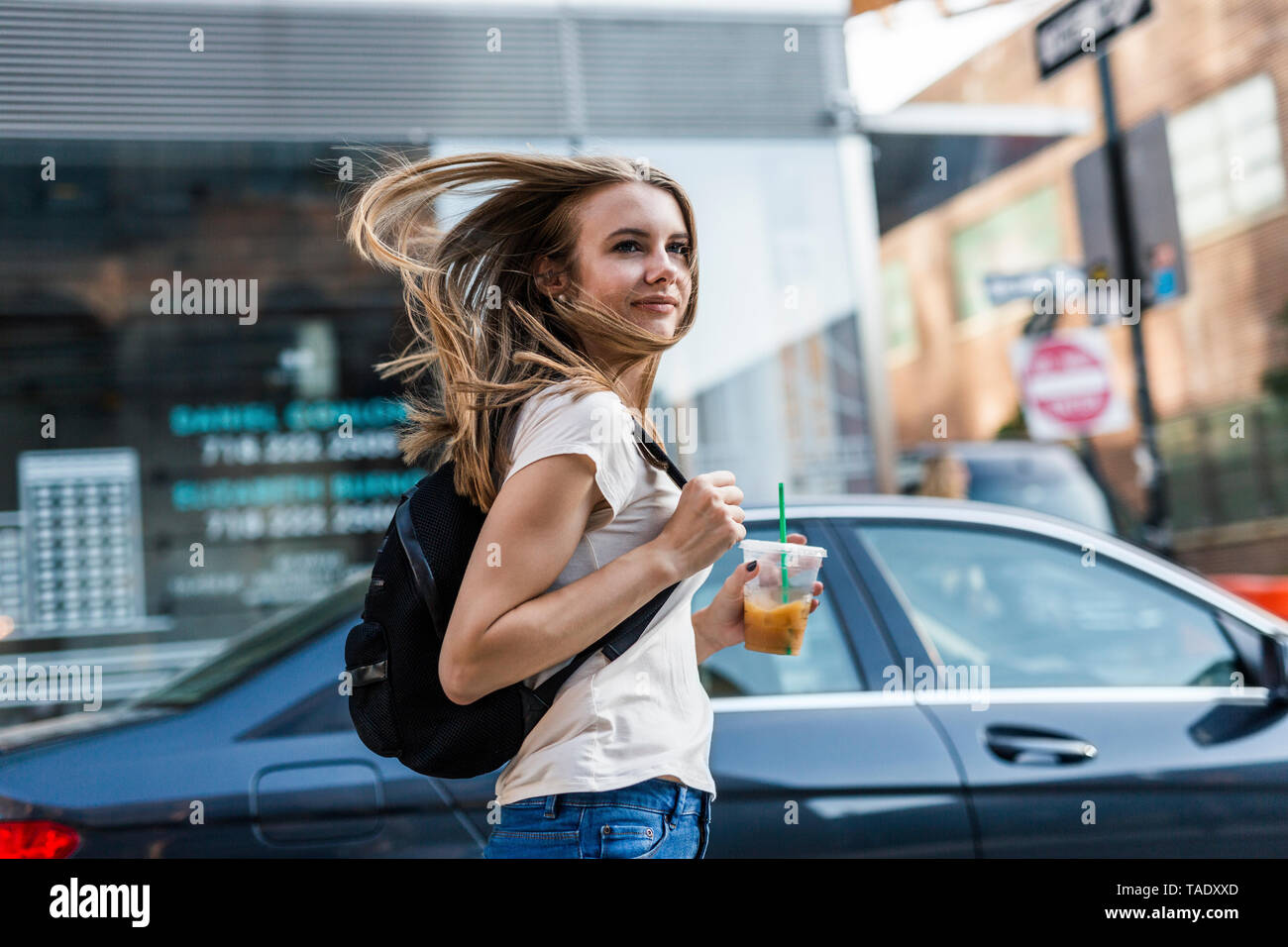 Woman street new york hi-res stock photography and images - Alamy