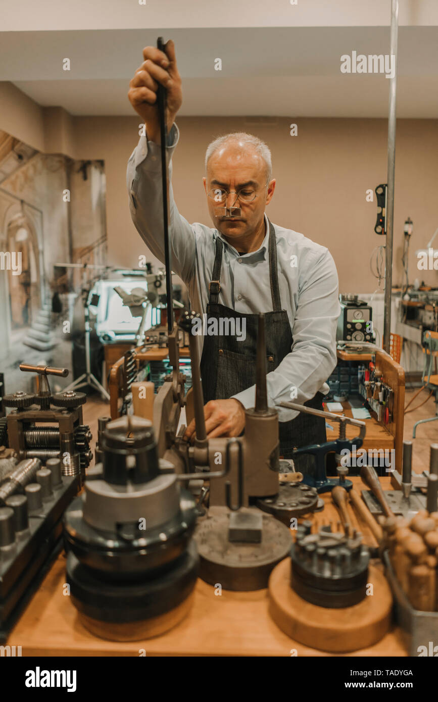 Gold jewellery craftsman hi-res stock photography and images - Alamy